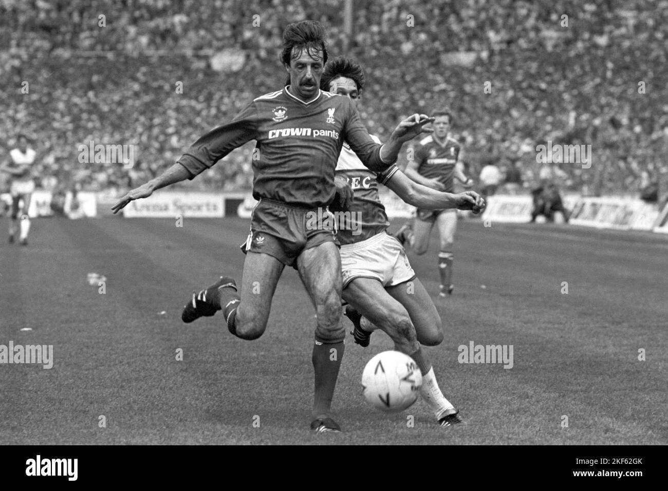 (l-r) Liverpool's Mark Lawrenson holds up Everton's Gary Lineker Stock ...
