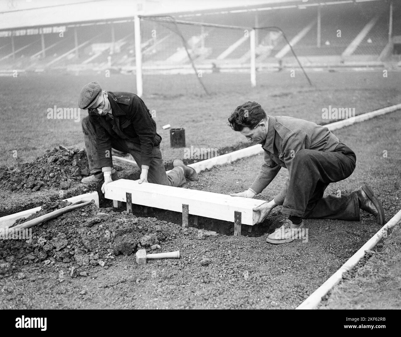A new type of measuring and sand levelling device for the long jumpt ...