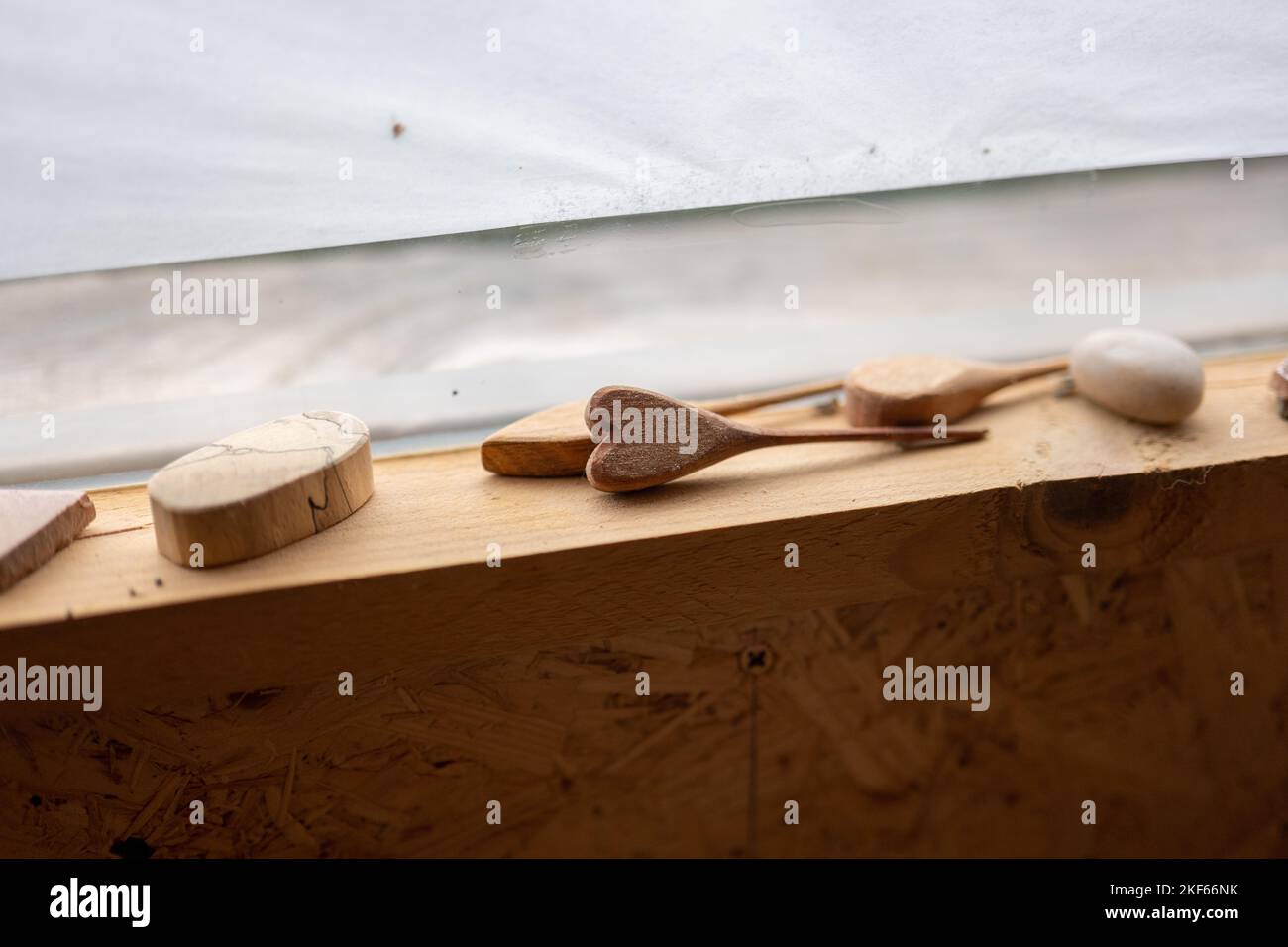 Rosie Brewer, wood carver artist Stock Photo - Alamy