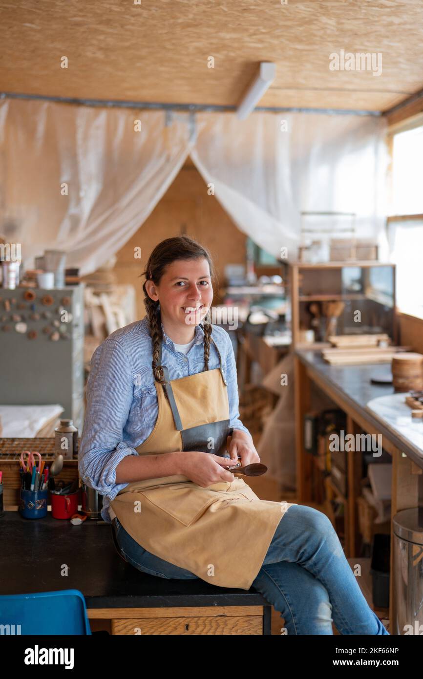 Rosie Brewer, wood carver artist Stock Photo - Alamy