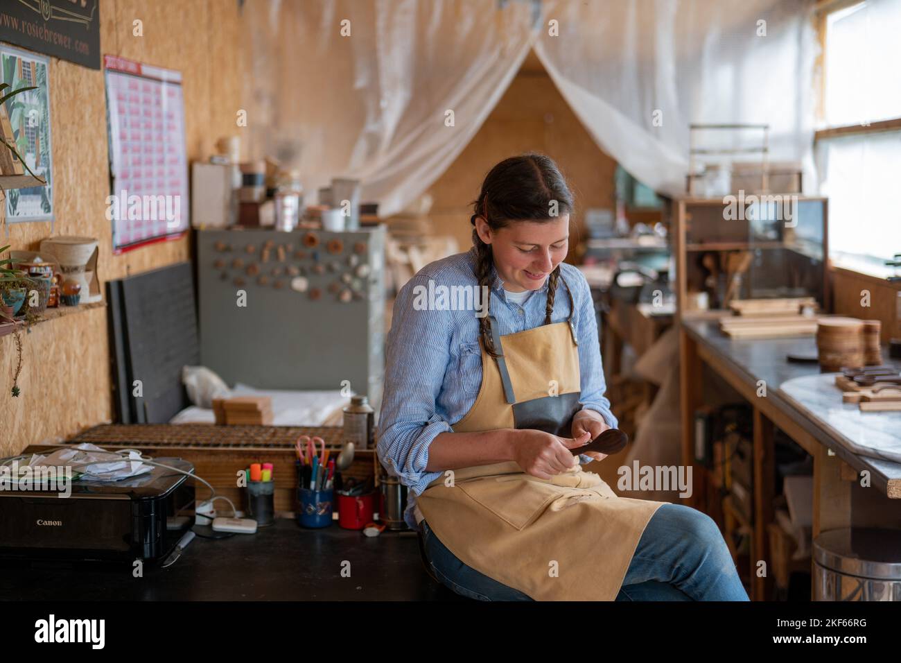 Rosie Brewer, wood carver artist Stock Photo - Alamy