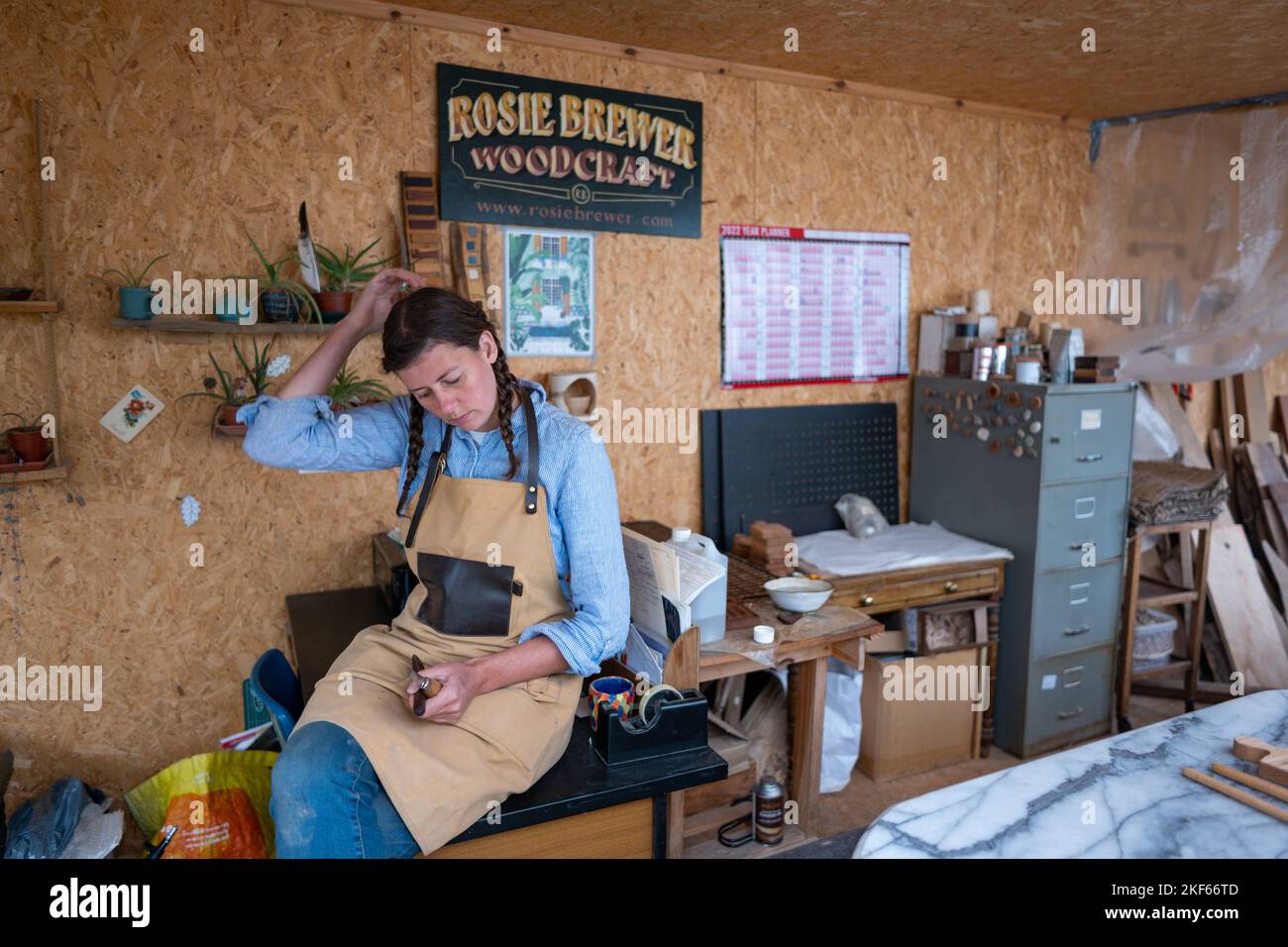 Rosie Brewer, wood carver artist Stock Photo - Alamy