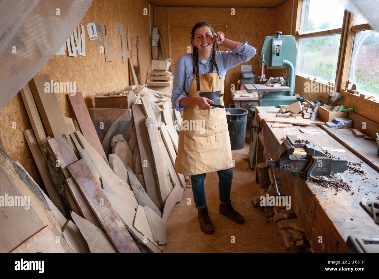 Rosie Brewer, wood carver artist Stock Photo - Alamy