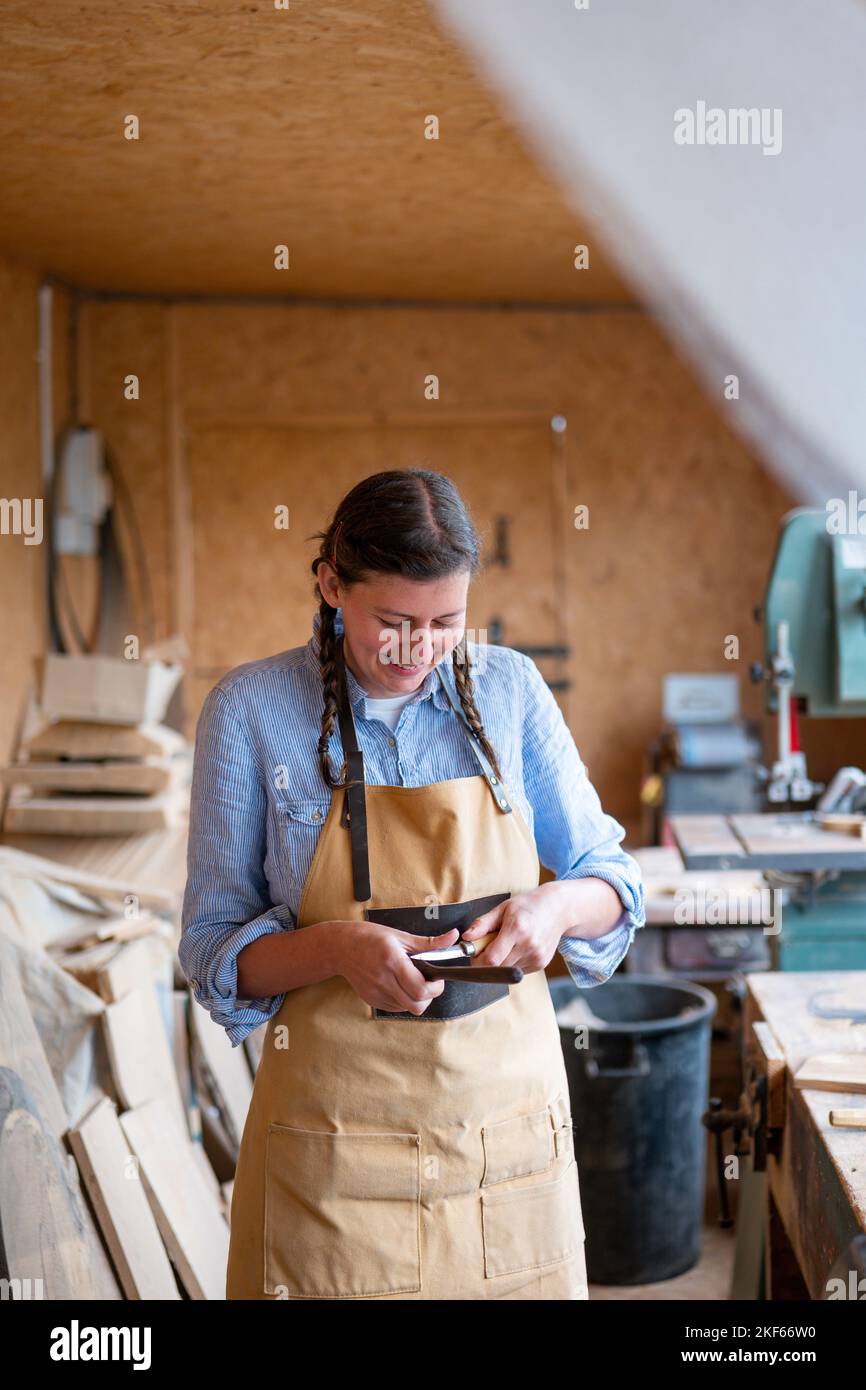 Rosie Brewer, wood carver artist Stock Photo - Alamy
