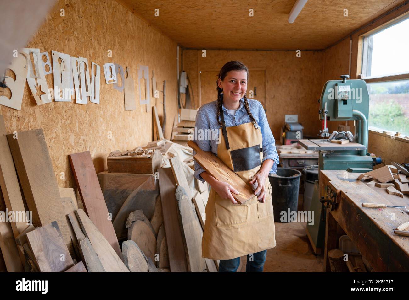 Rosie Brewer, wood carver artist Stock Photo - Alamy