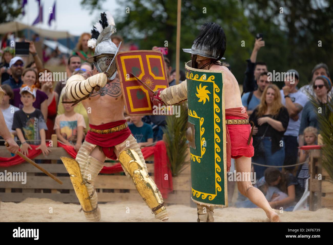 Two roman gladiators fighting hi-res stock photography and images - Alamy
