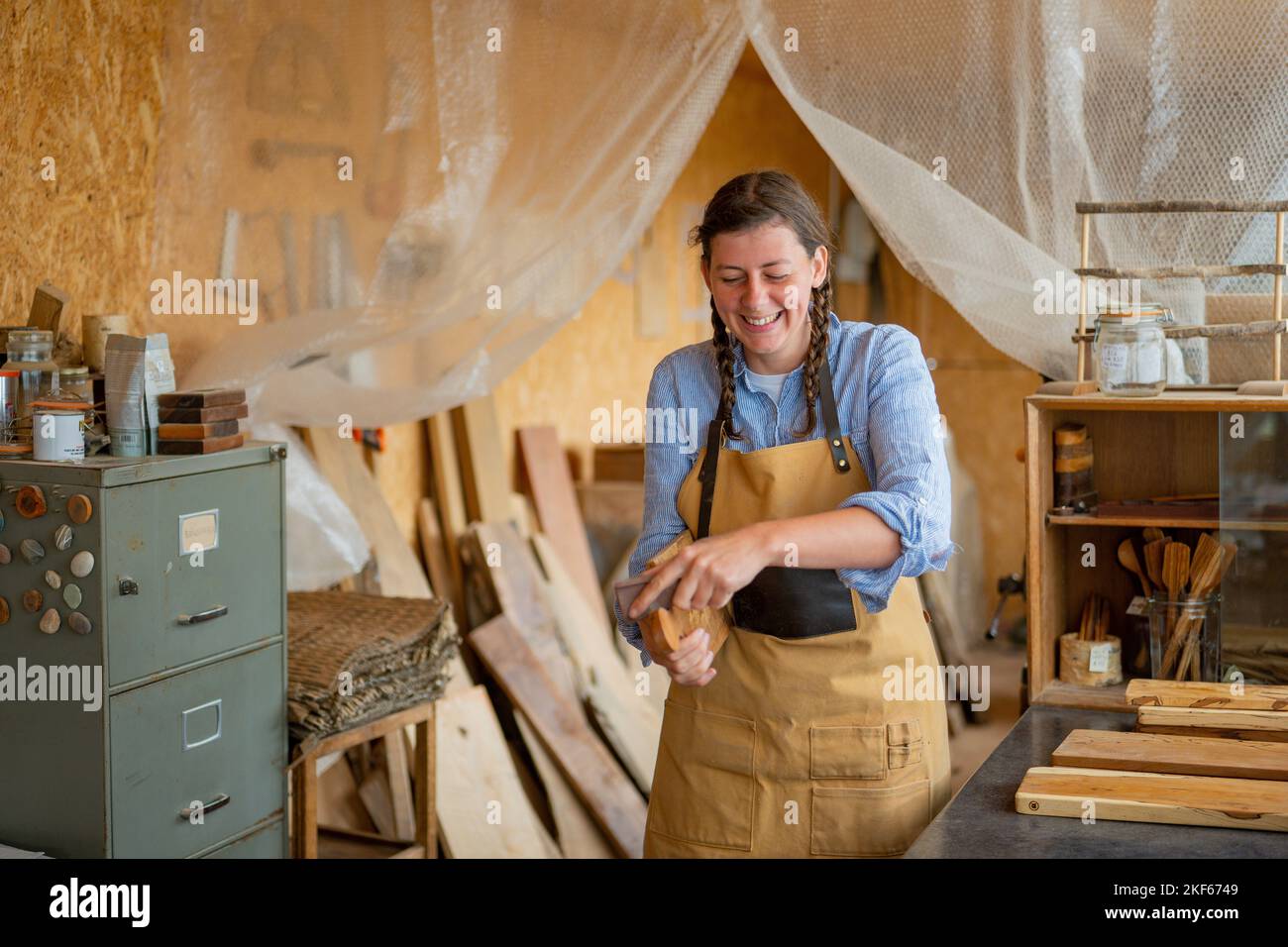 Rosie Brewer, wood carver artist Stock Photo - Alamy