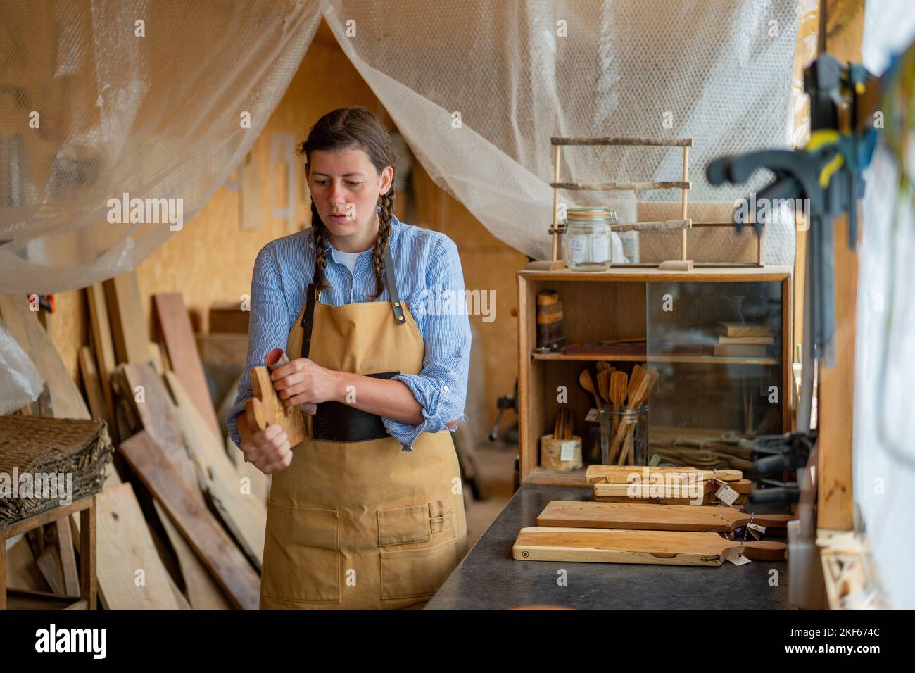 Rosie Brewer, wood carver artist Stock Photo - Alamy