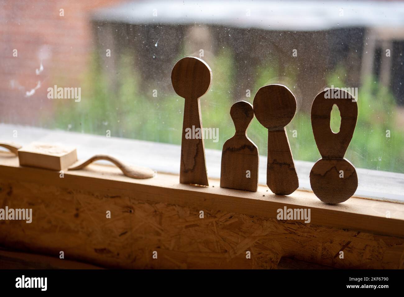 Rosie Brewer, wood carver artist Stock Photo - Alamy