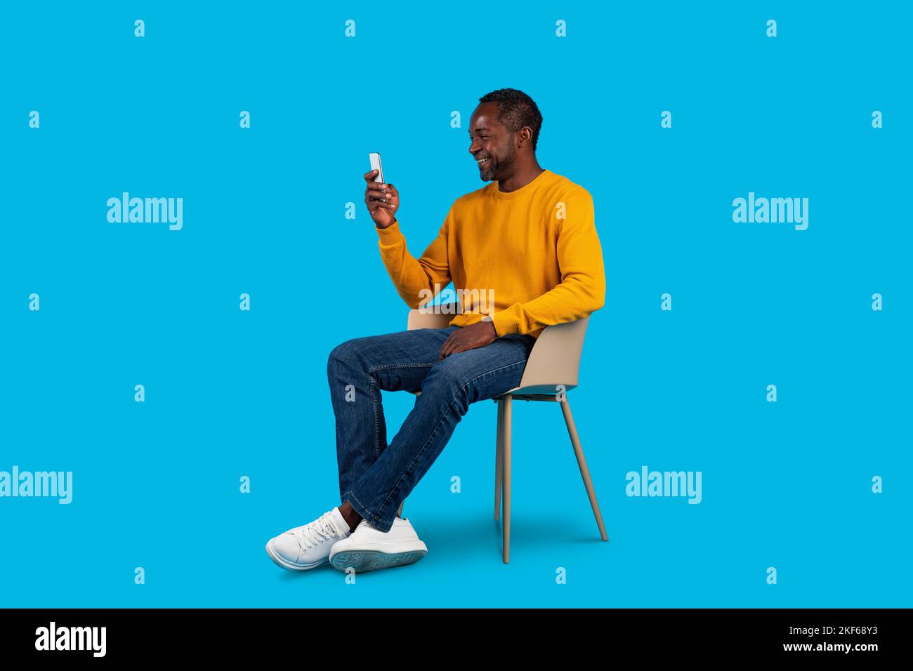 Chilling with phone hi-res stock photography and images - Alamy