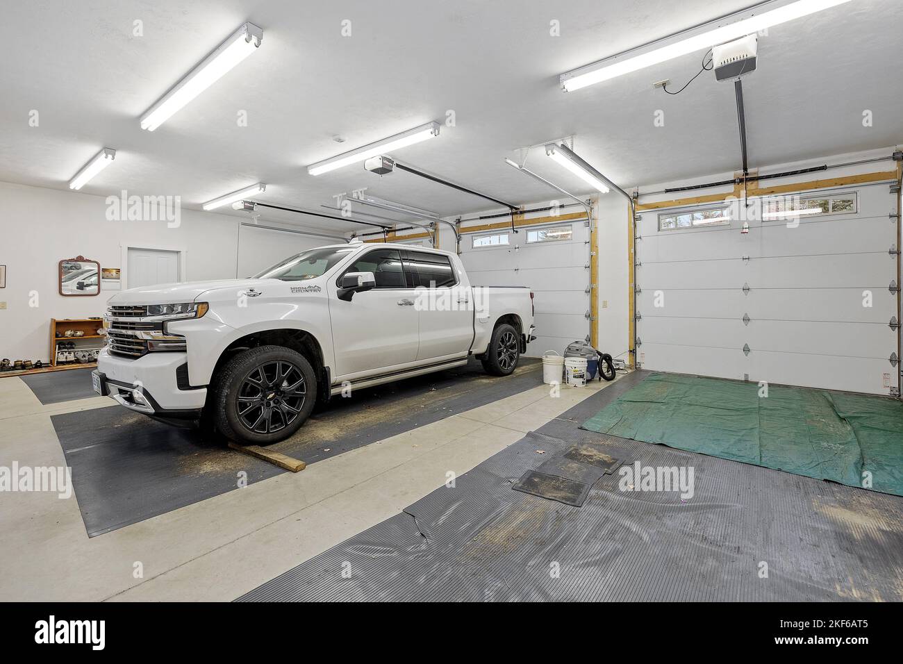 Car inside home garage hi-res stock photography and images - Alamy