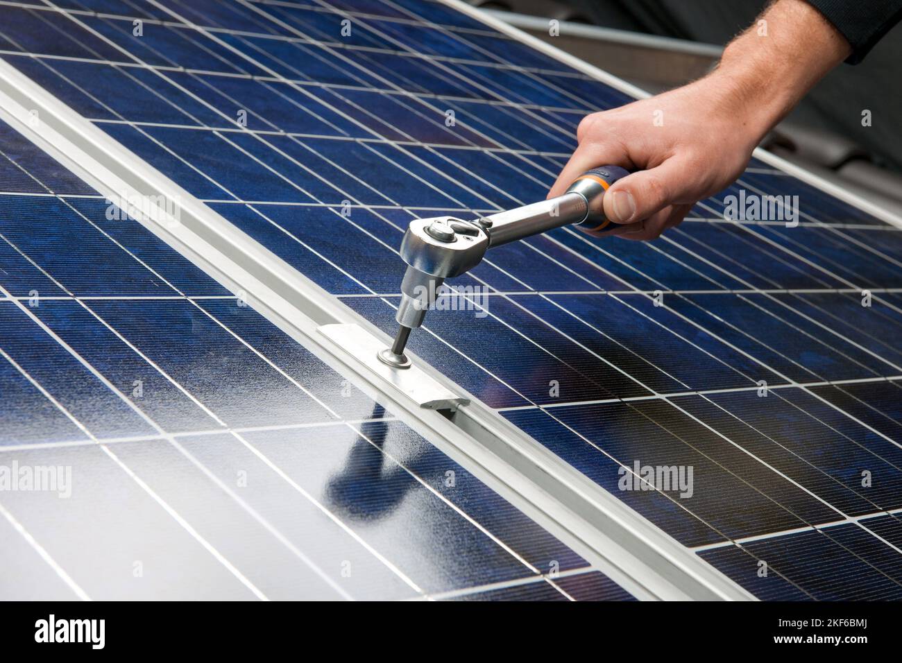 Workers mounting solar panels hi-res stock photography and images - Alamy