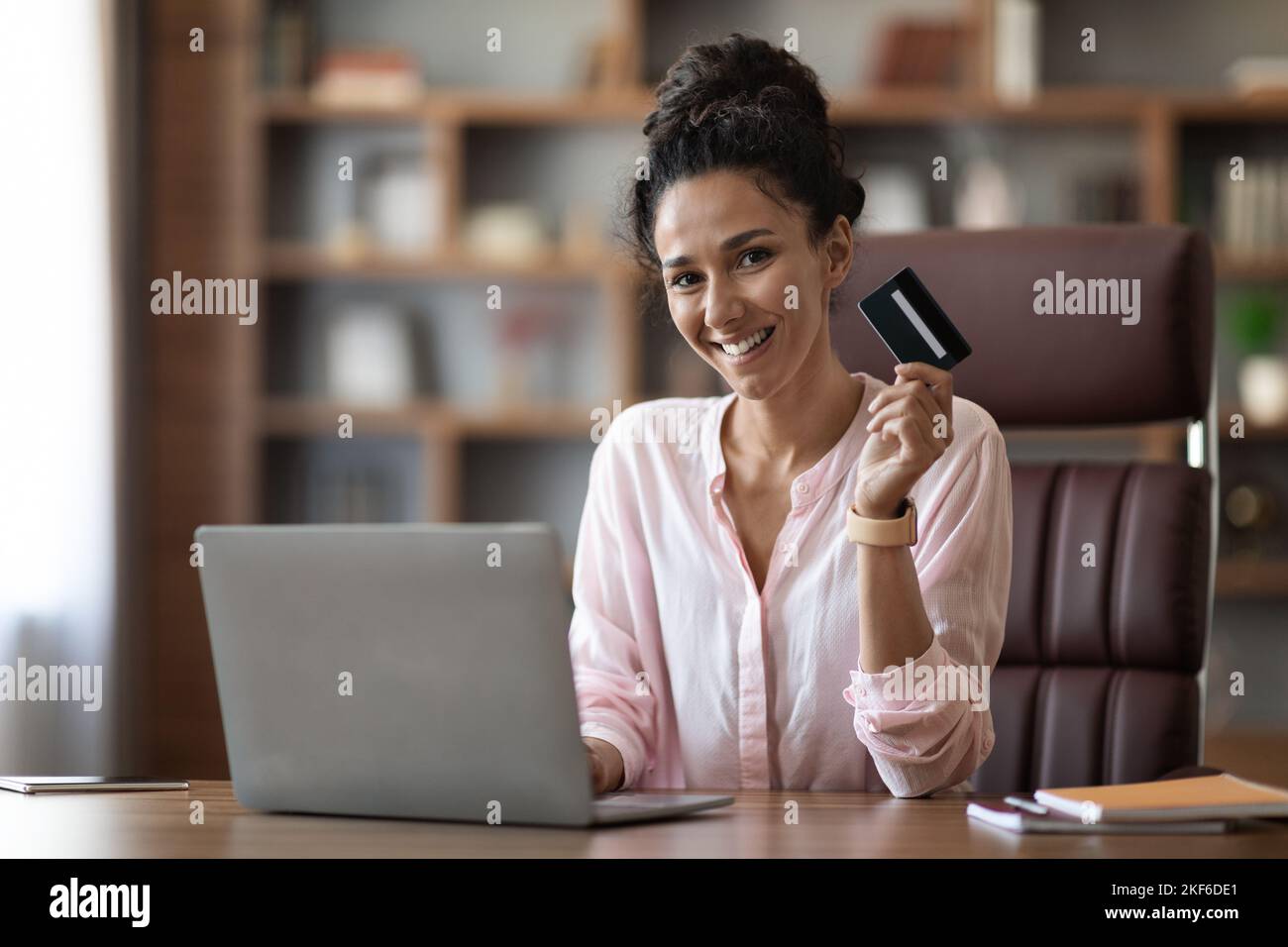 Lady paying for goods hi-res stock photography and images - Alamy