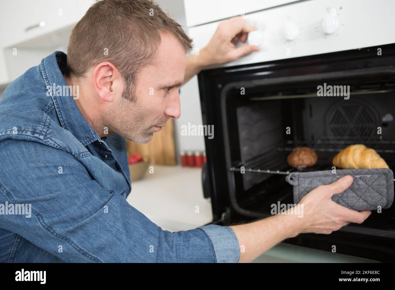 Man taking pizza out oven hi-res stock photography and images - Alamy