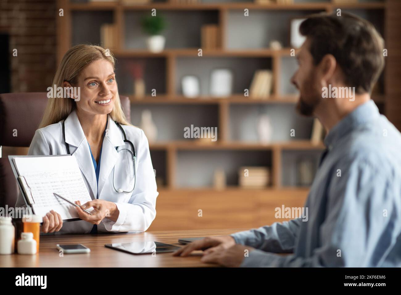 Doctor explaining results hi-res stock photography and images - Alamy