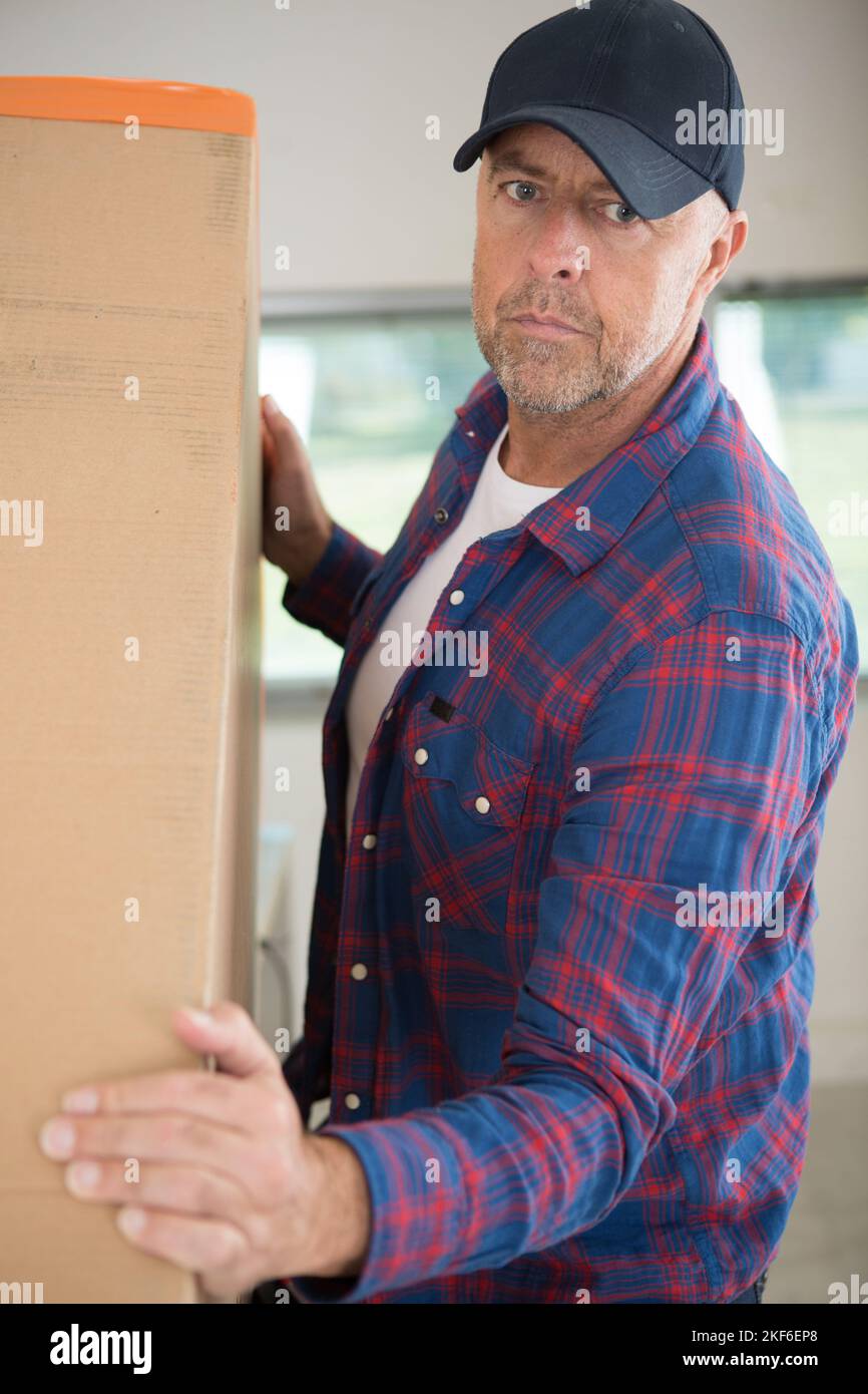 Man carries a box hi-res stock photography and images - Alamy