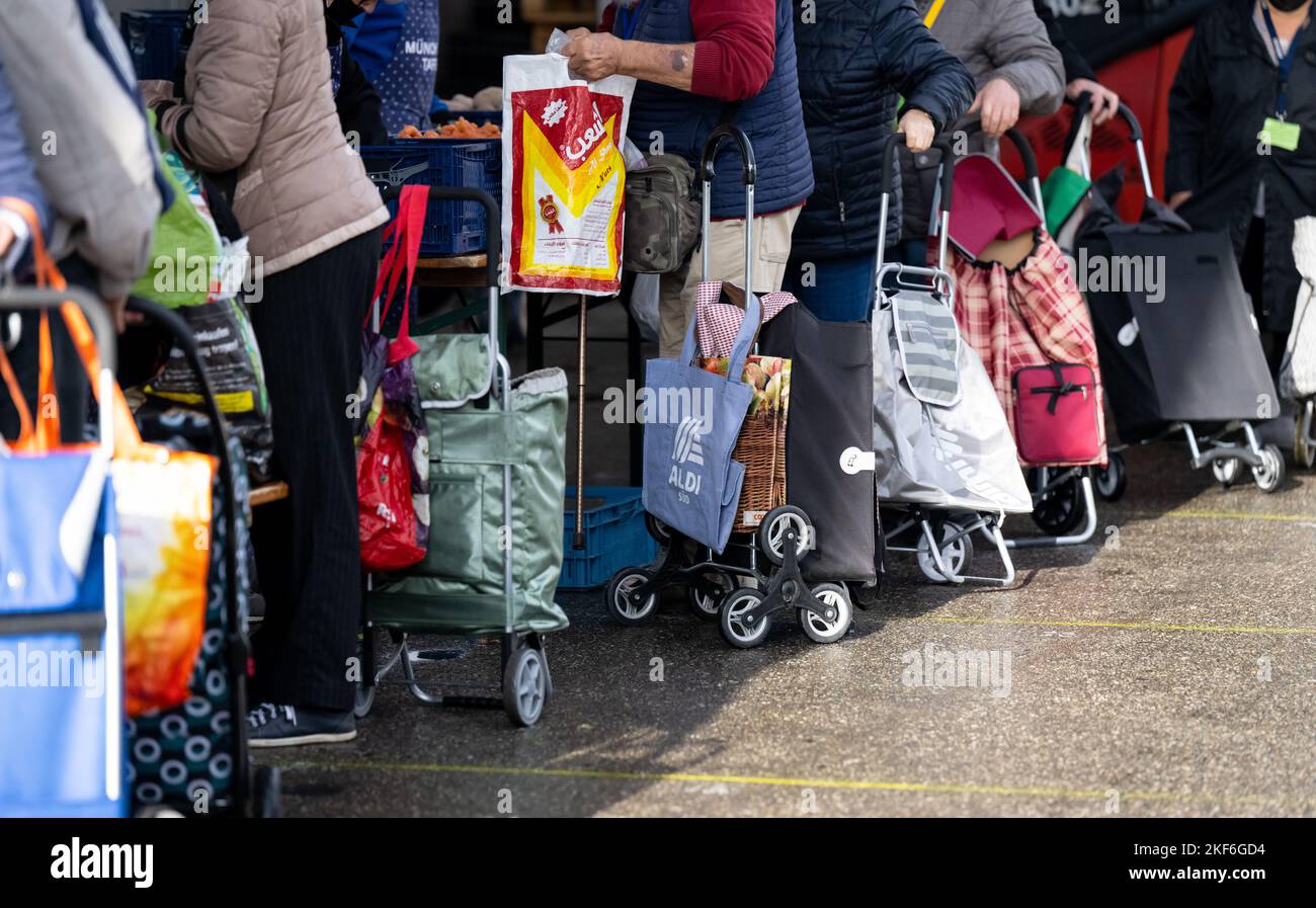 Munich, Germany. 16th Nov, 2022. Guests of the Münchner Tafel stand at ...