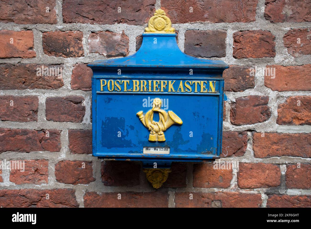 Gold brick wall hi-res stock photography and images - Alamy