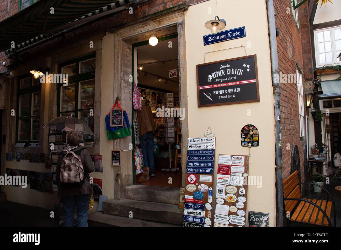 Shop in the Schnoor area of Bremen selling tourist souvenirs Stock ...