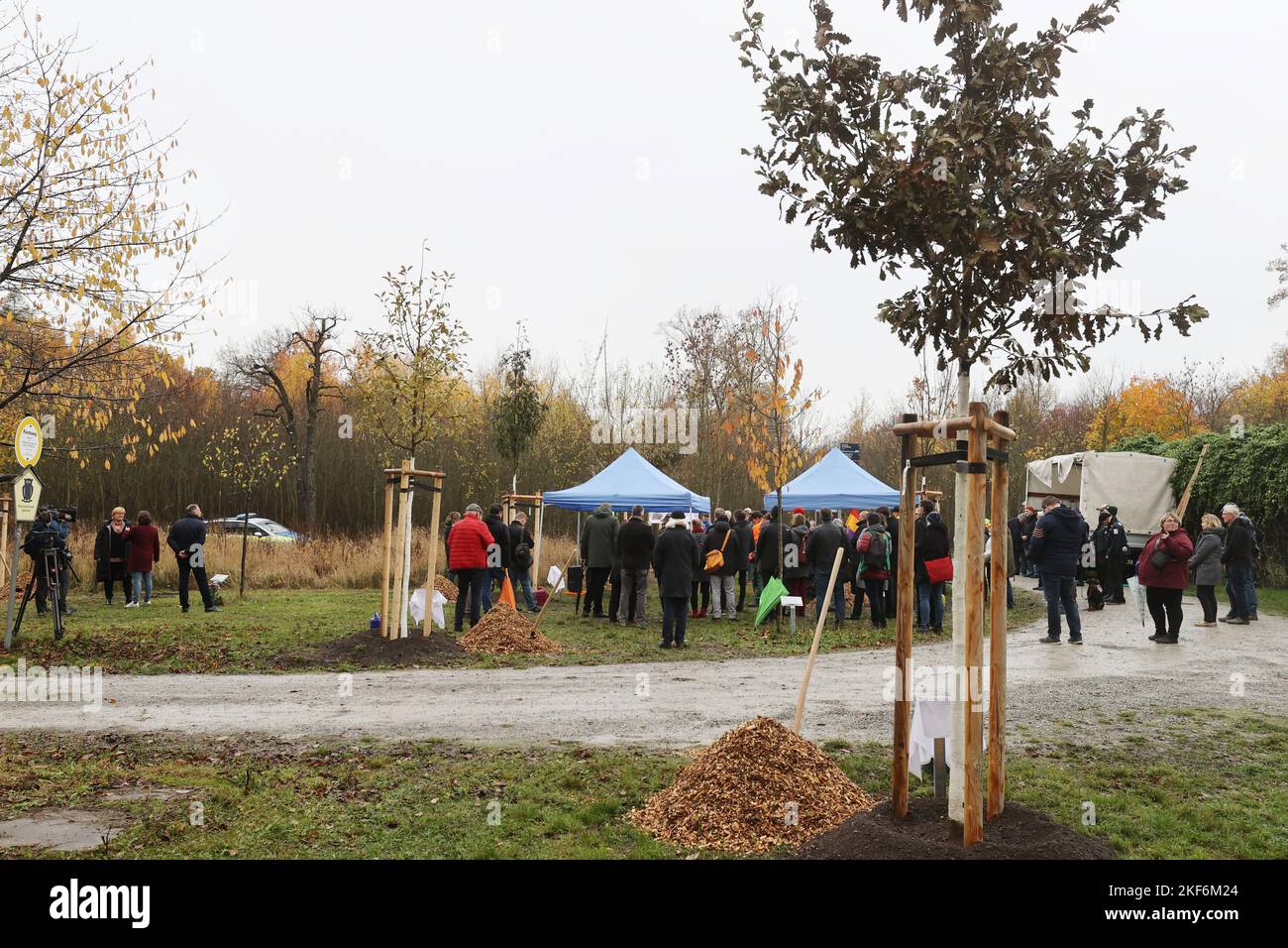 Weimar, Germany. 16th Nov, 2022. Participants at an event stand by one ...