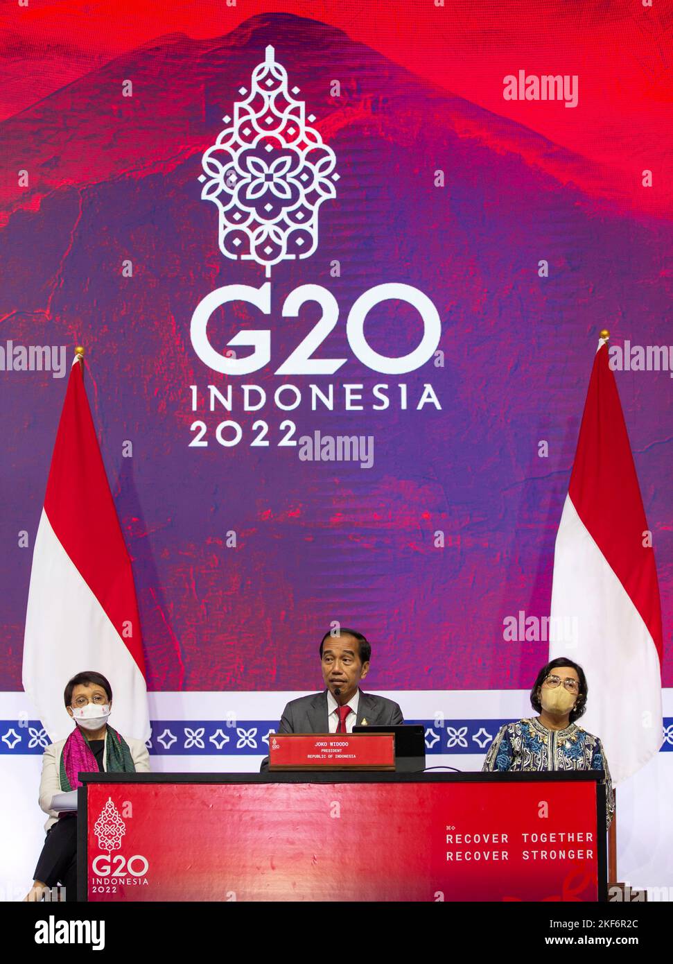 Bali, Indonesia. 16th Nov, 2022. Indonesian President Joko Widodo (C) attends the closing press ...