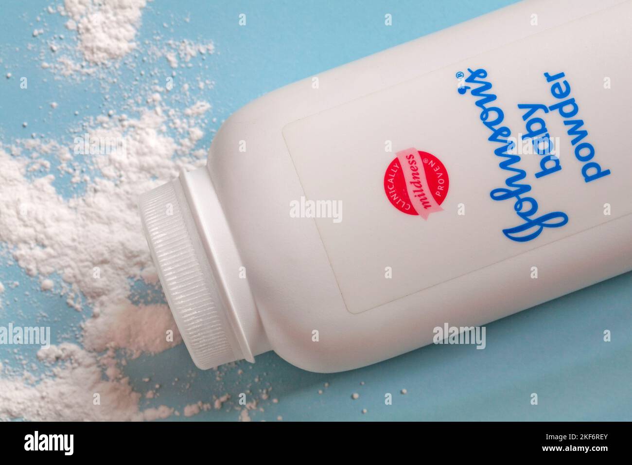 Johnsons Baby Powder Johnson and Johnson baby powder with contents ...