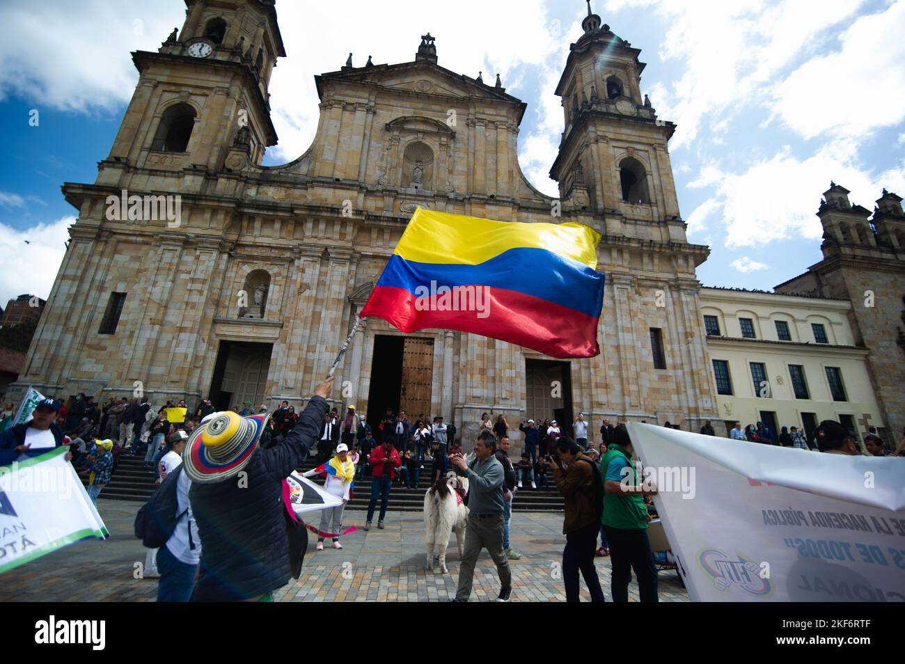 Pro-Government supporters parade for the first 100 days of Gustavo ...