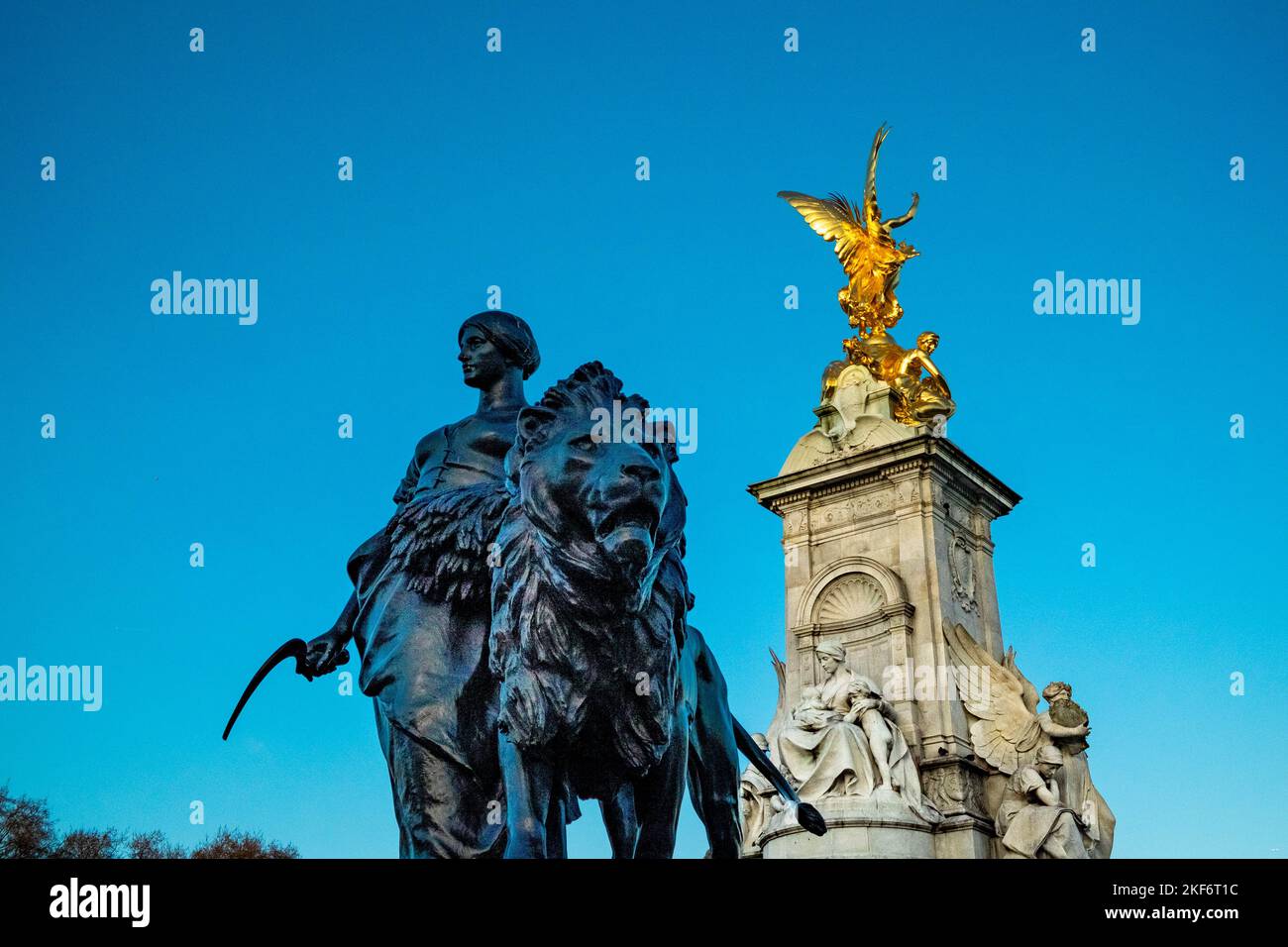 Queen Victoria Memorial in front of Buckingham Palace, London, England ...