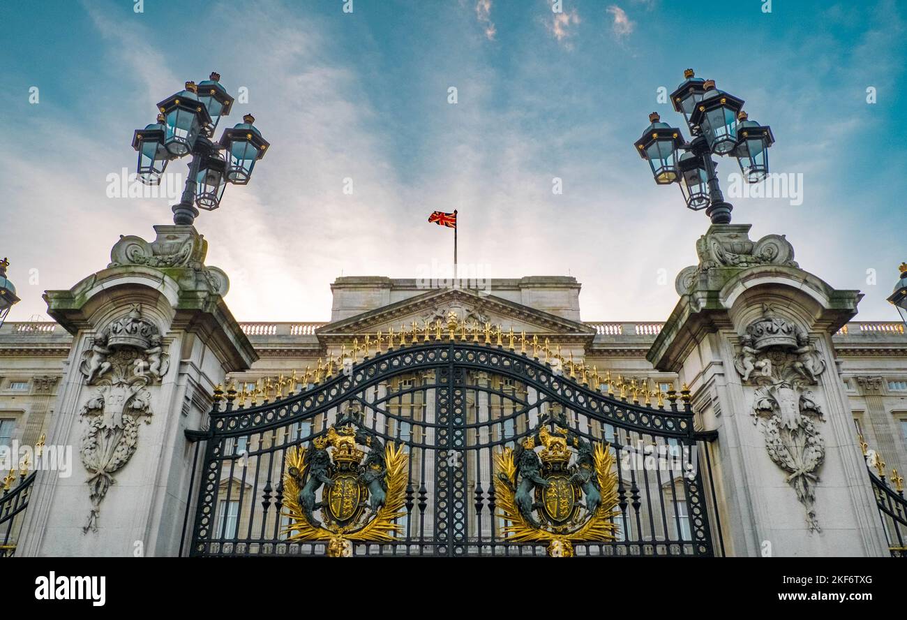 The iconic gates of Buckingham Palace Stock Photo - Alamy
