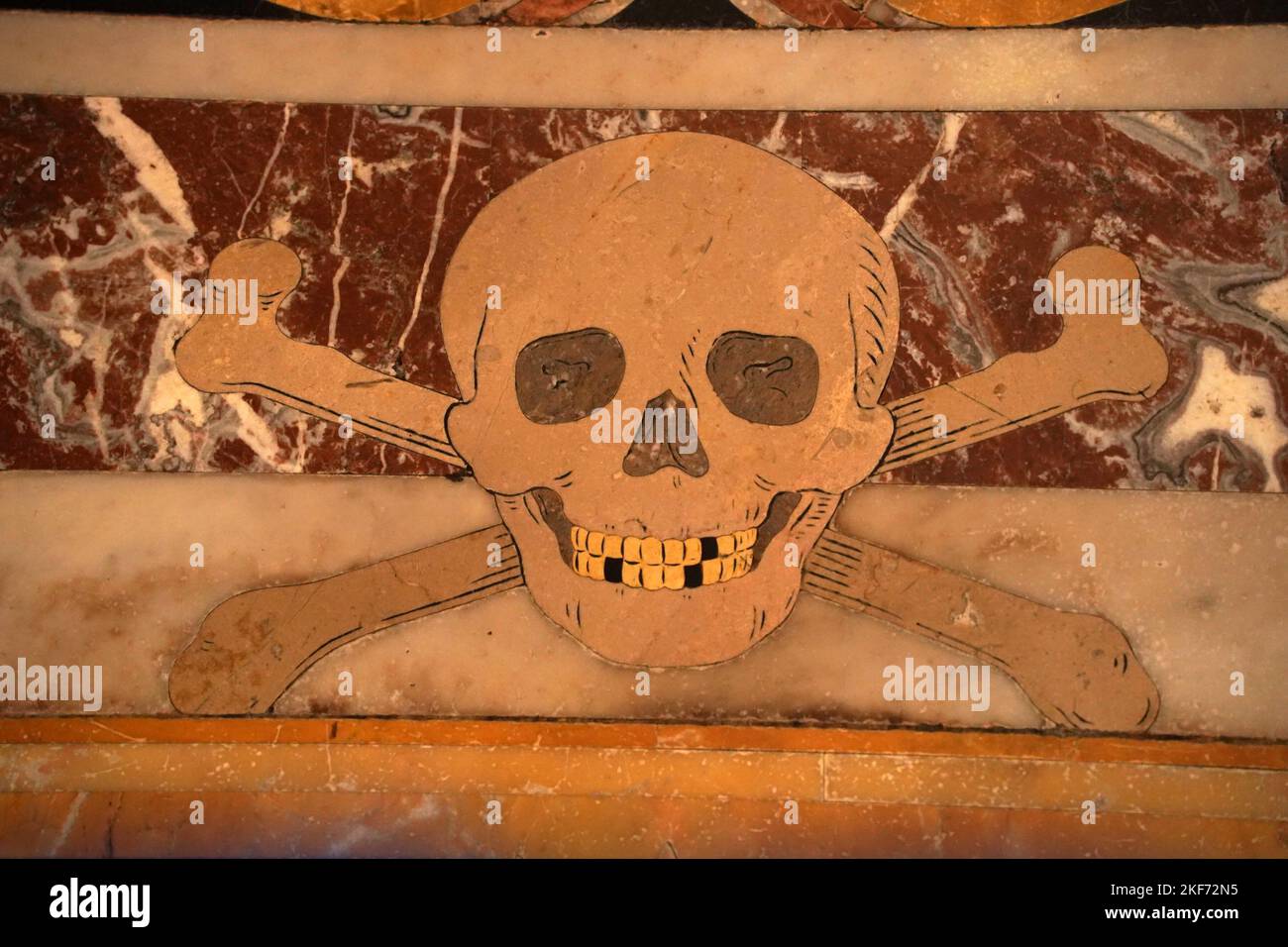 templar malta knight tomb skull skeleton detail Stock Photo - Alamy