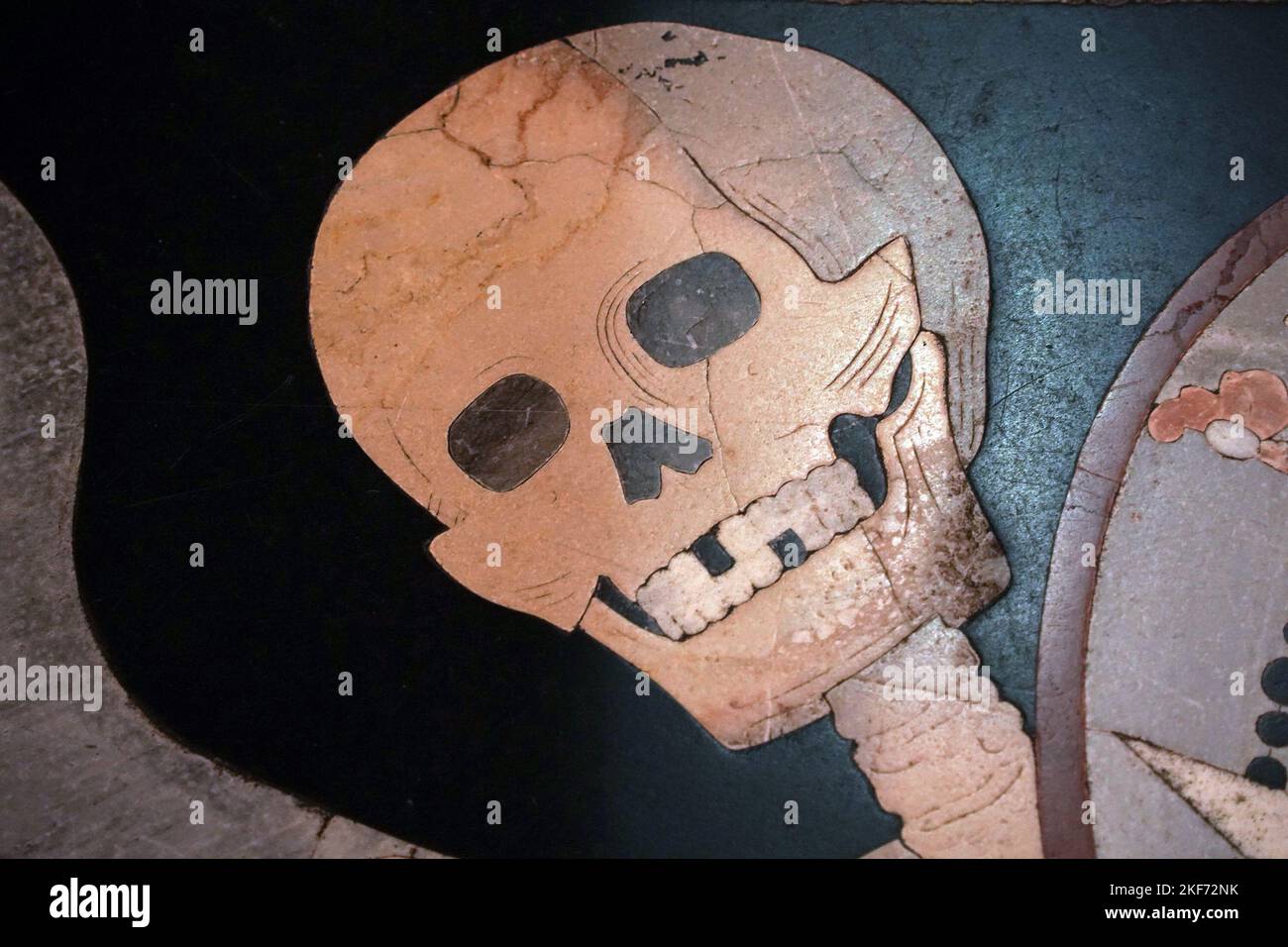 templar malta knight tomb skull skeleton detail Stock Photo - Alamy