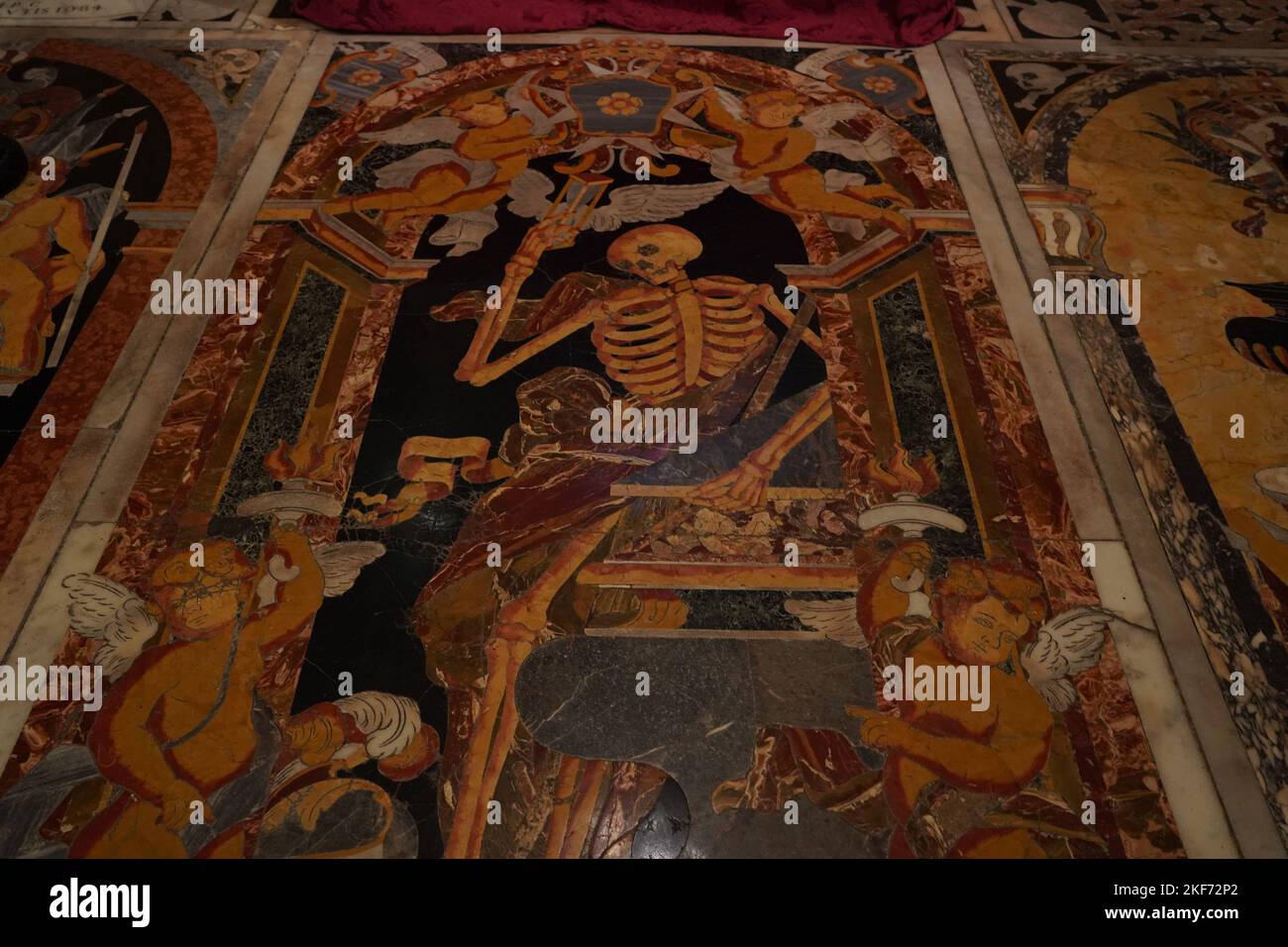 templar malta knight tomb skull skeleton detail Stock Photo - Alamy