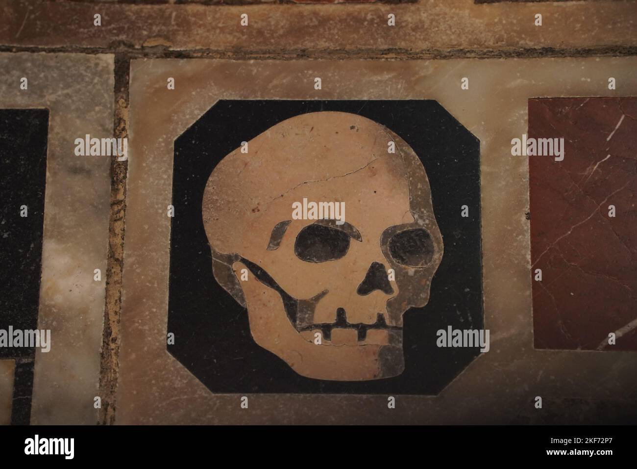 templar malta knight tomb skull skeleton detail Stock Photo - Alamy