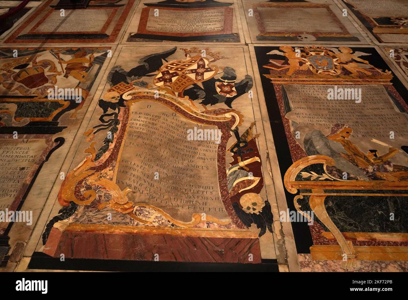 templar malta knight tomb skull skeleton detail Stock Photo - Alamy