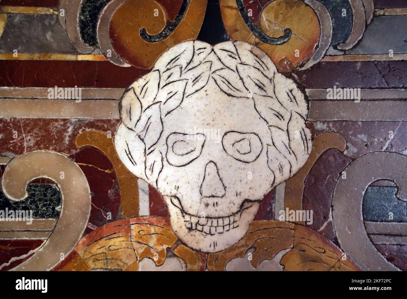 templar malta knight tomb skull skeleton detail Stock Photo - Alamy