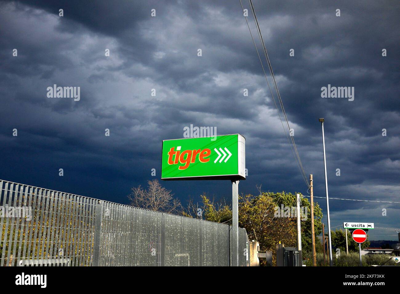 Tigre supermarket sign hi-res stock photography and images - Alamy