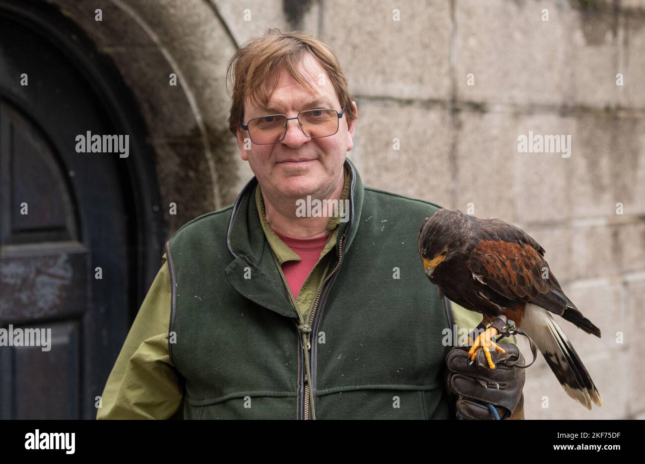 London, UK. 16th Nov, 2022. A bird of prey and its handler going into ...