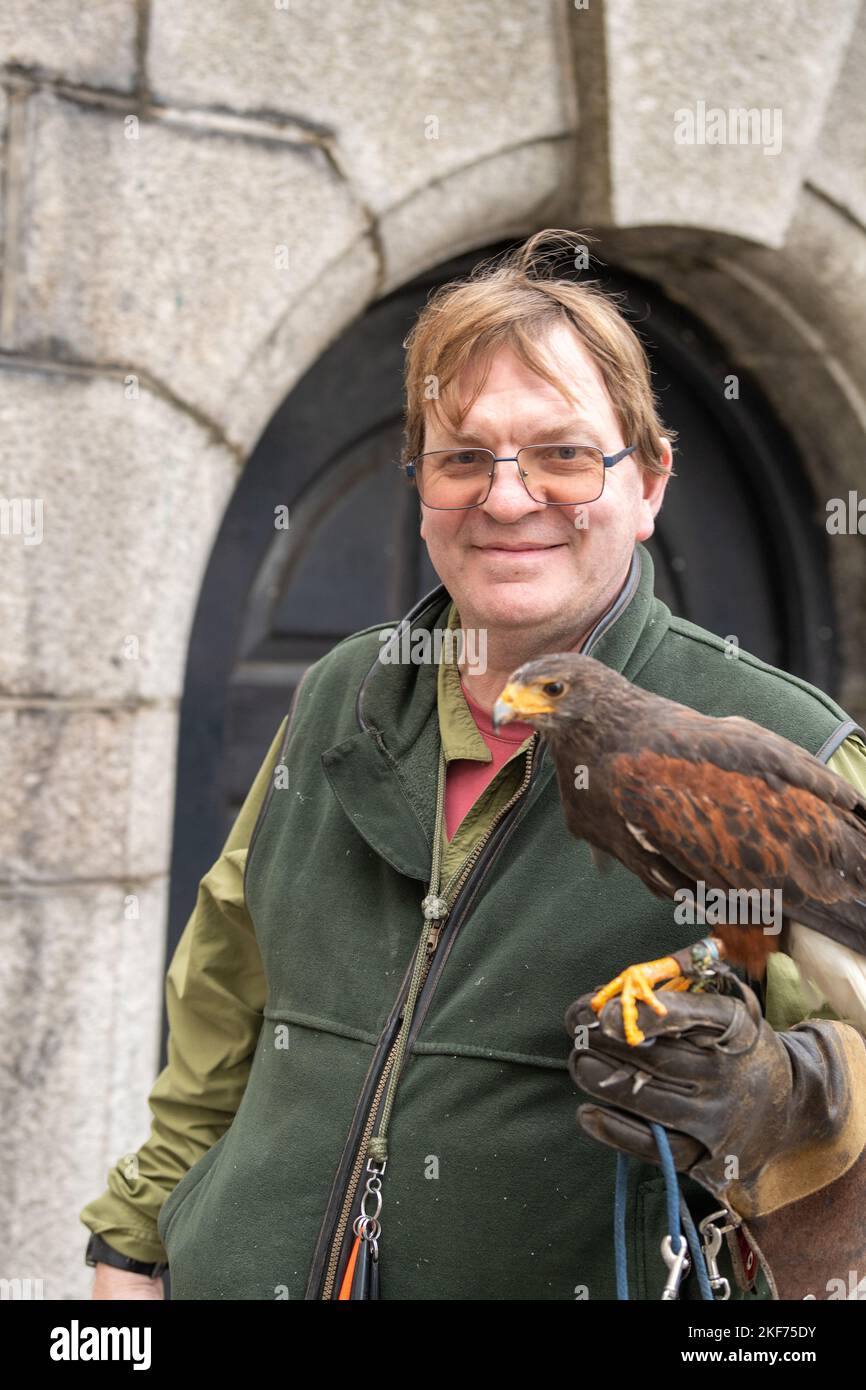 London, UK. 16th Nov, 2022. A bird of prey and its handler going into ...