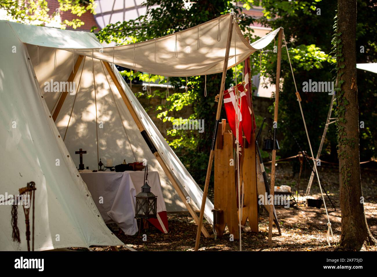 Medieval tent hi-res stock photography and images - Alamy