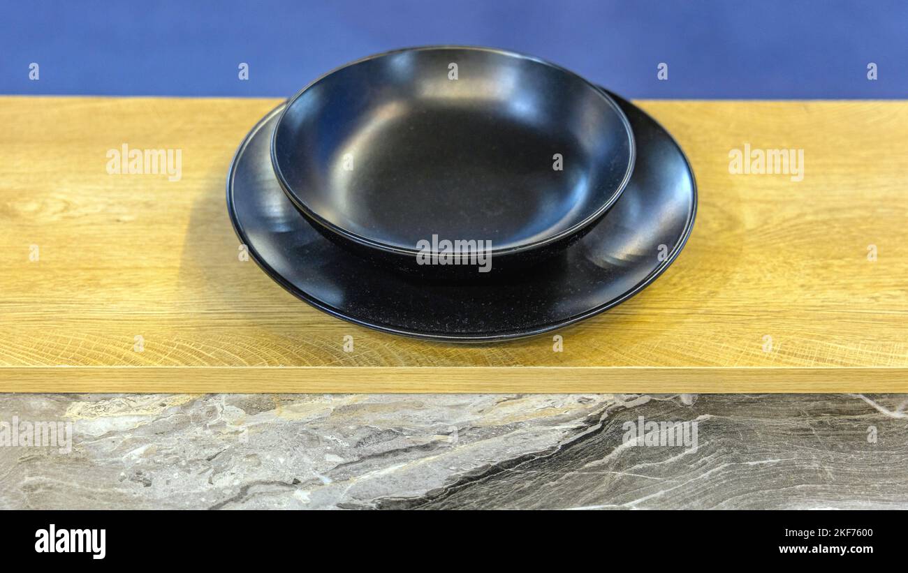 Black ceramic plates hi-res stock photography and images - Alamy
