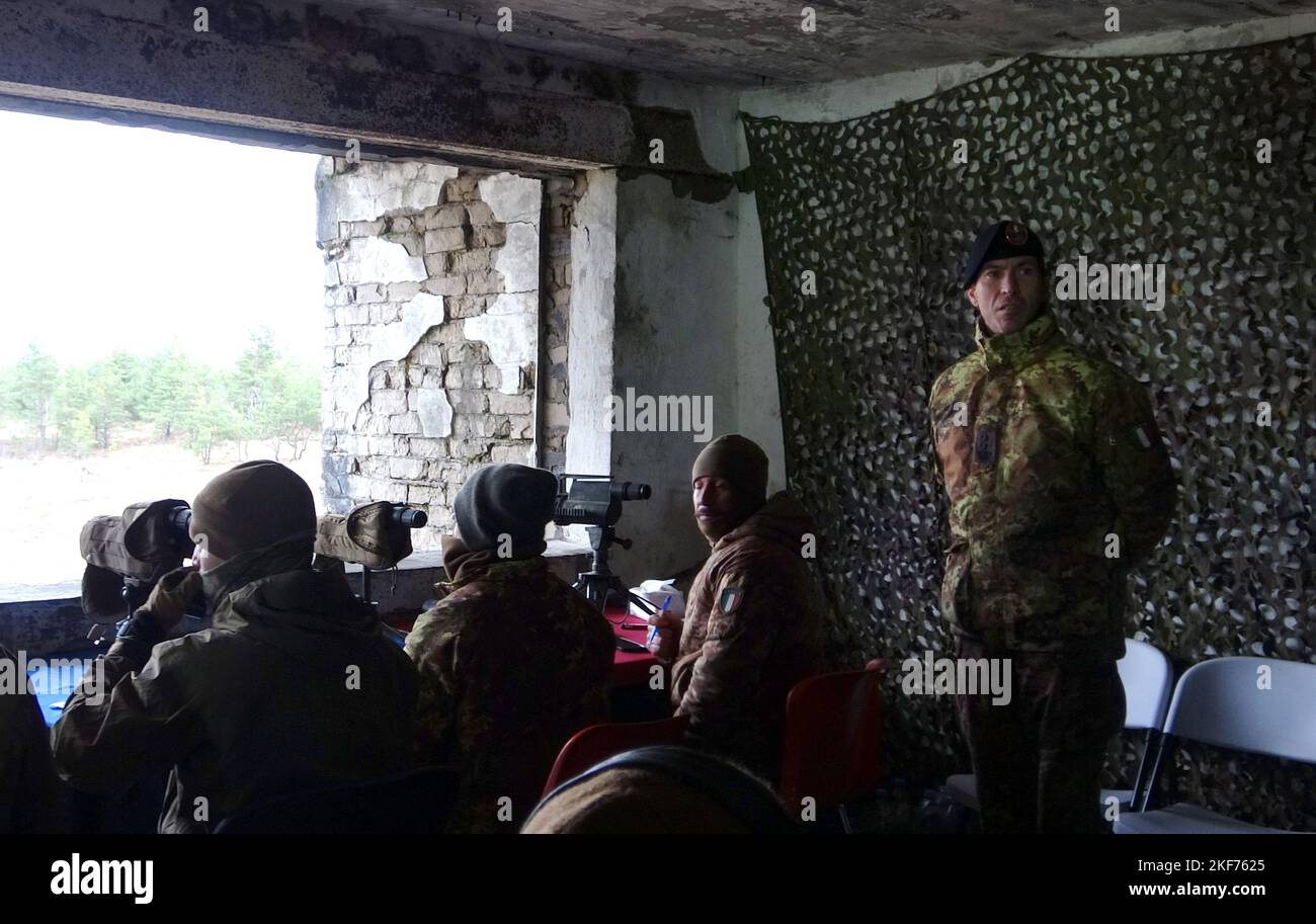 Italian soldiers take part in shooting exercises under the supervision ...