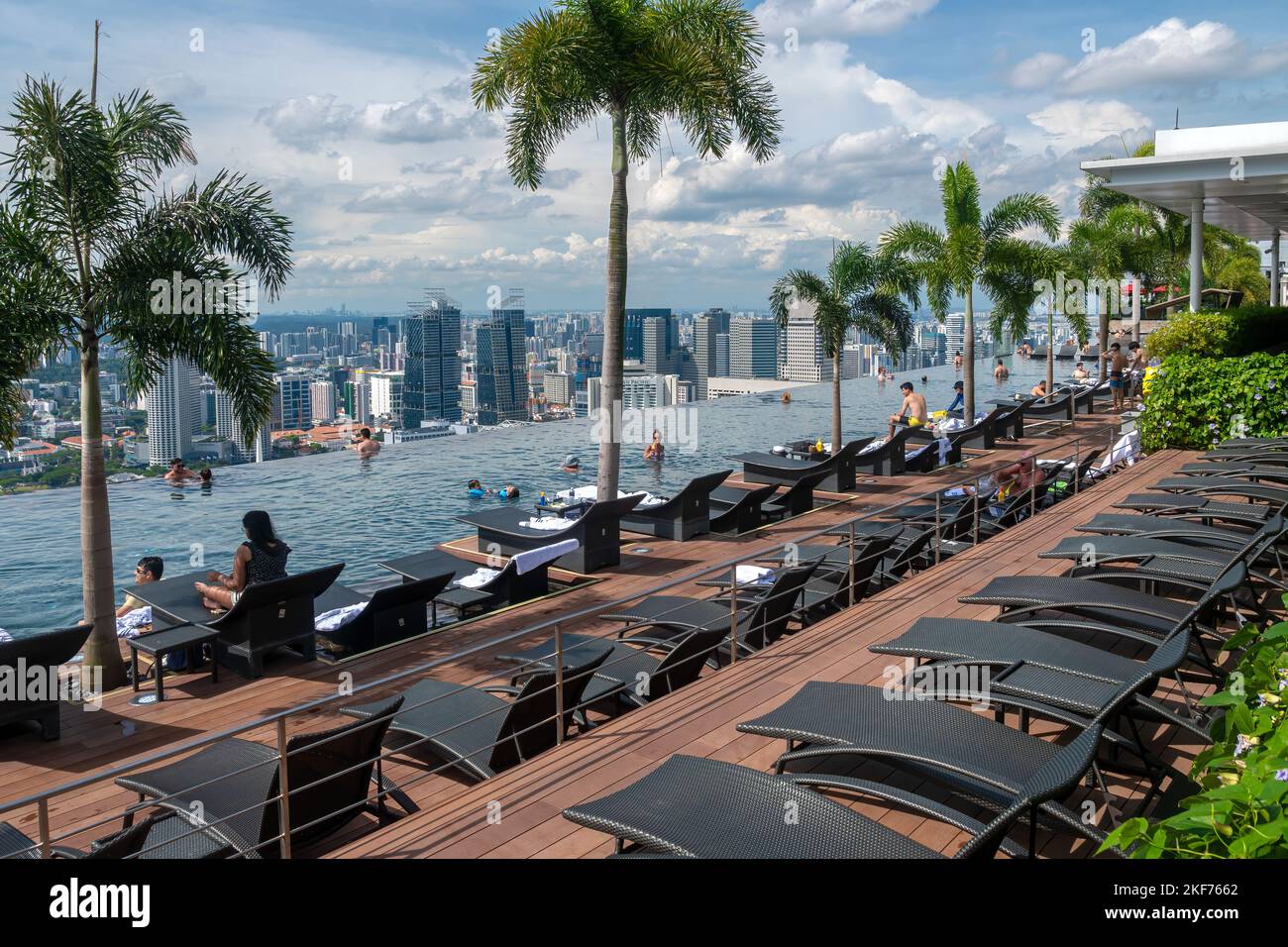 Infinity pool at marina bay sands hi-res stock photography and images ...