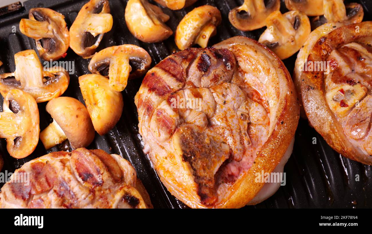 Champignons grill hi-res stock photography and images - Alamy