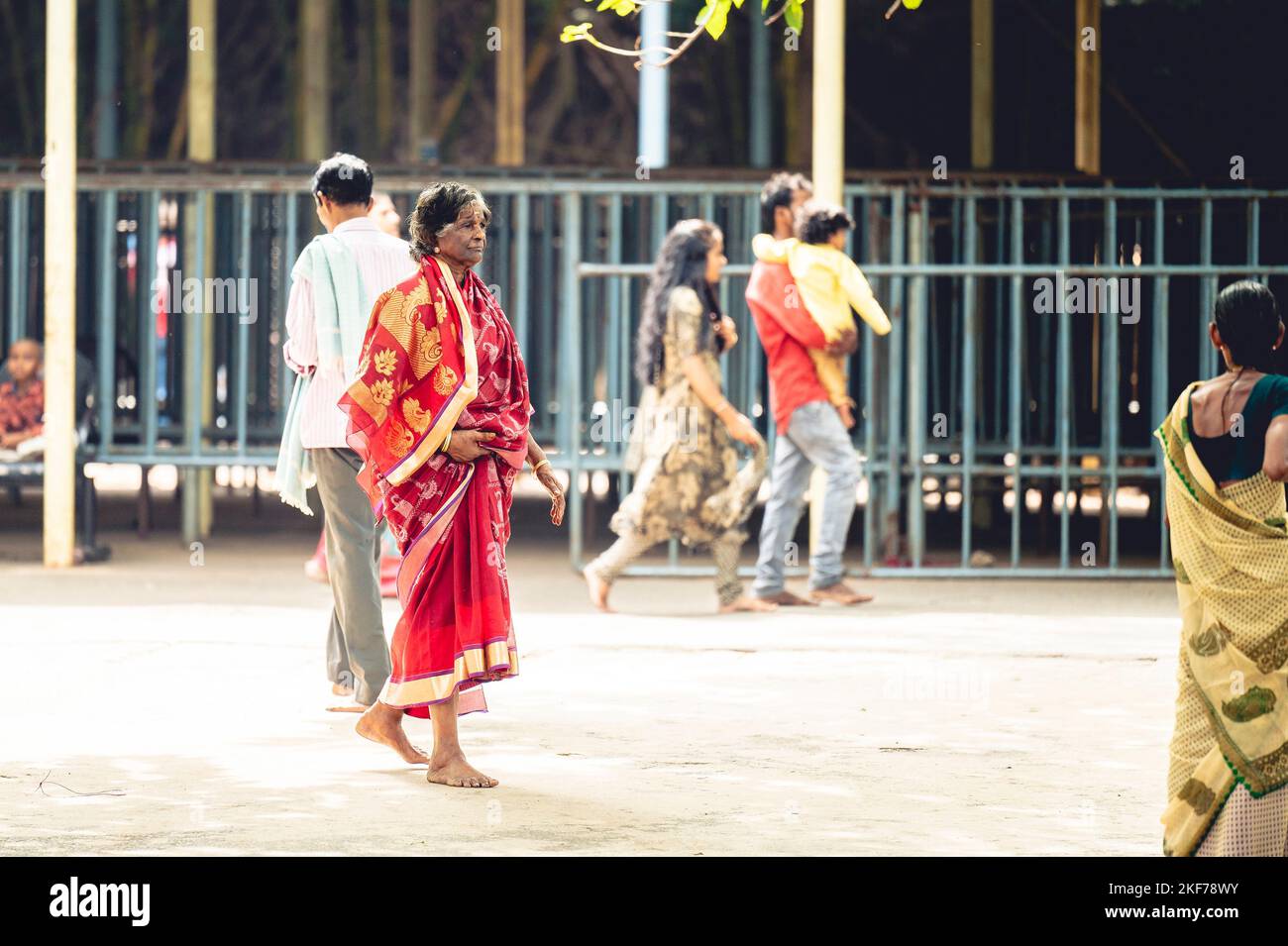 The Indian Hindu women worshiping at Hindu temple in traditional ...