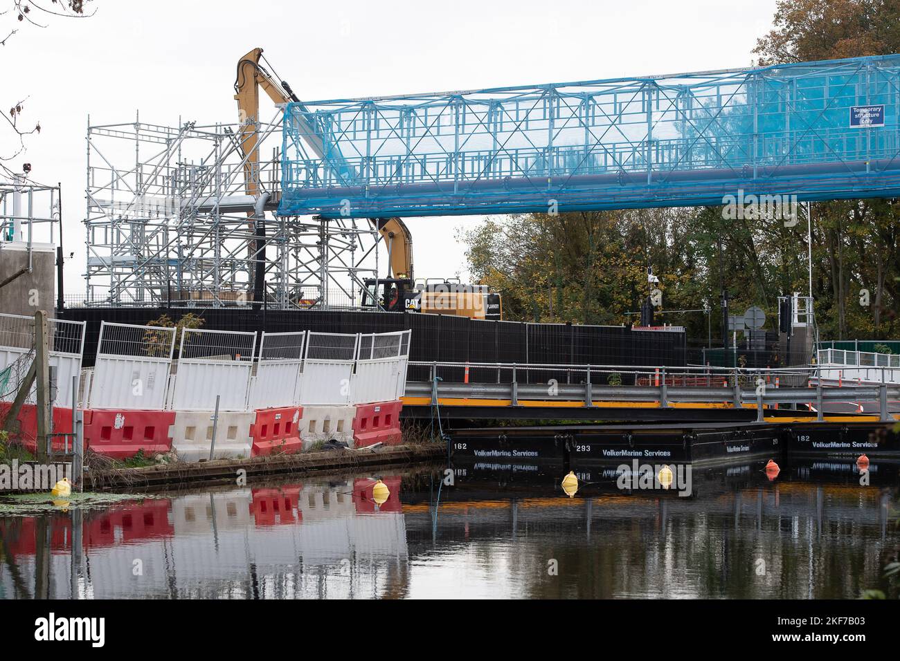 Harefield, UK. 16th November, 2022. A temporary bridge has been built by HS2 across the Grand ...