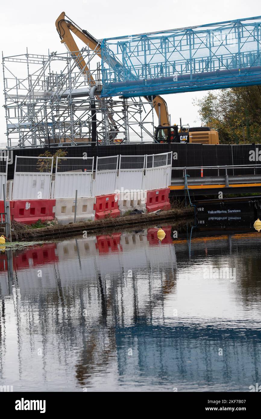 Harefield, UK. 16th November, 2022. A temporary bridge has been built by HS2 across the Grand ...