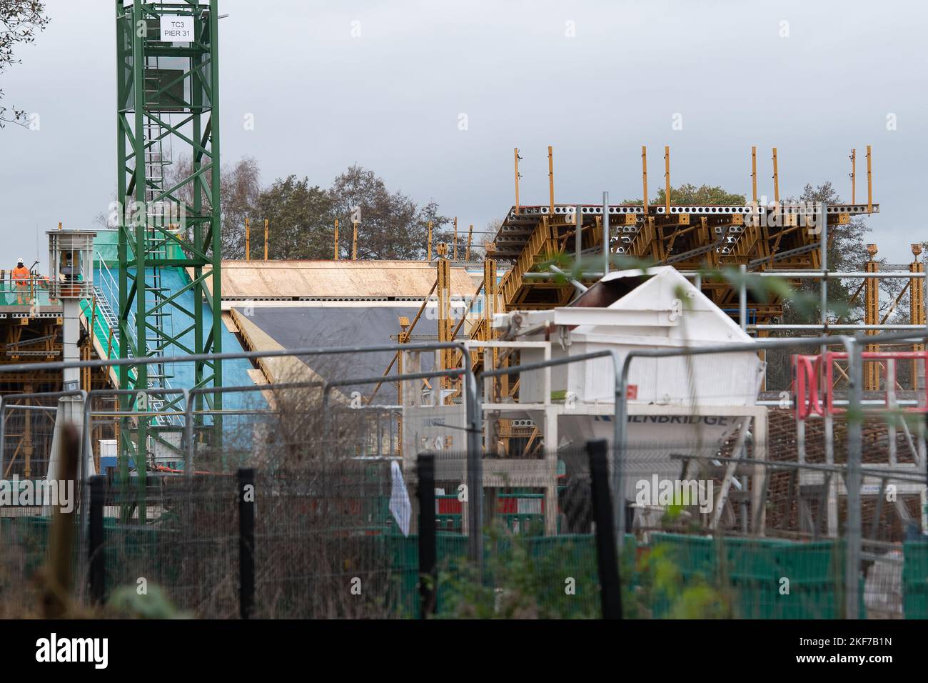 Harefield, UK. 16th November, 2022. The HS2 construction site at Broadwater Lake in Harefield ...