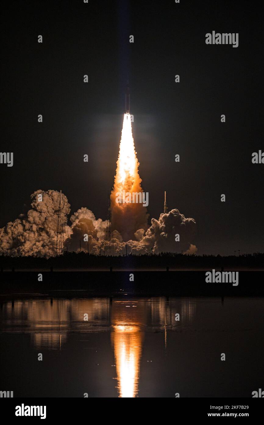 Florida, US, 16/11/2022, 2022, NASA's Space Launch System rocket lifts ...