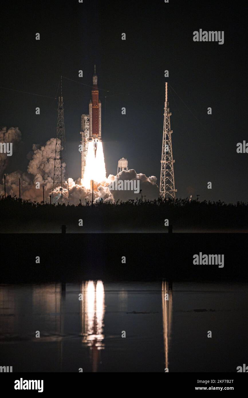 Florida, US, 16/11/2022, 2022, NASA's Space Launch System rocket lifts ...