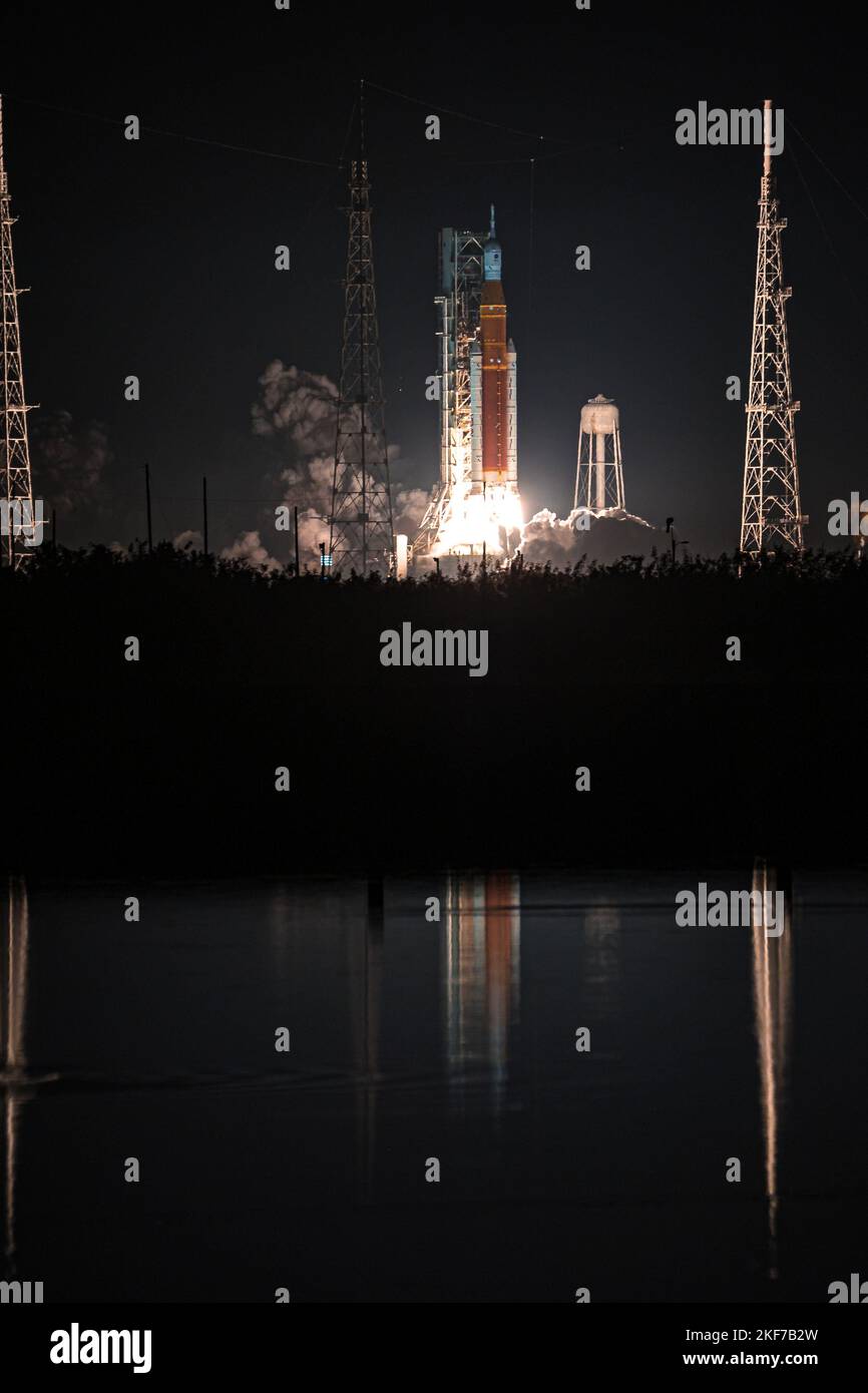 Florida, US, 16/11/2022, 2022, NASA's Space Launch System rocket lifts ...